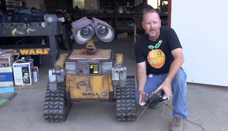 Wall-E de tamaño real manipulado a control remoto - TEC
