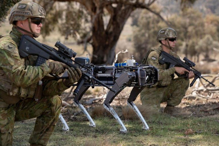 Estados Unidos fabrica un perro robot que integra un rifle de asalto de ...